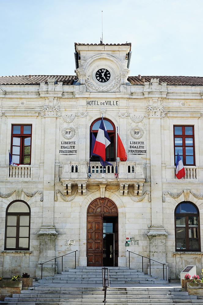A Vauvert, dans le Gard, la mairie RN réserve ses premières piques à la ...