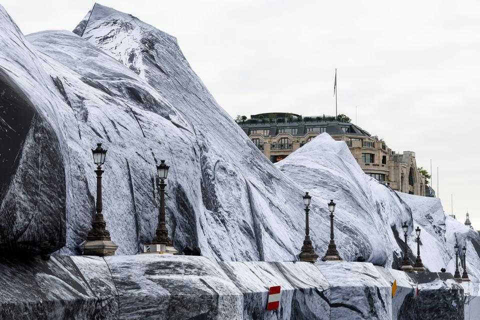 L’artiste JR recouvre le Pont-Neuf, à Paris, d’une grotte géante ...