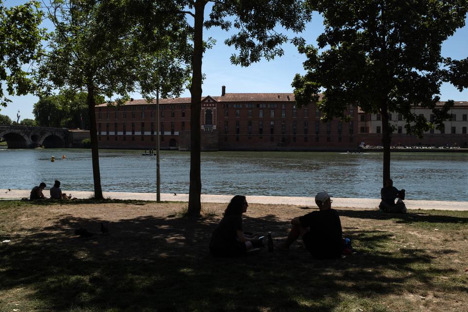 France prepares for another 'very intense and widespread' heat event ...