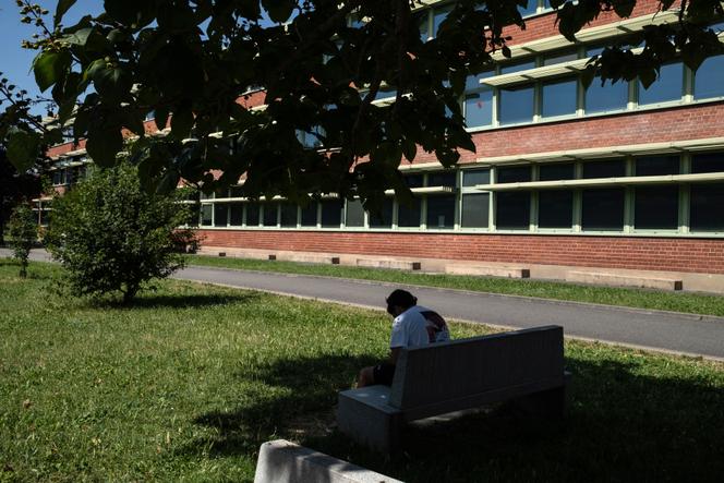 38° at 11 am. French students and staff struggle with unbearable ...