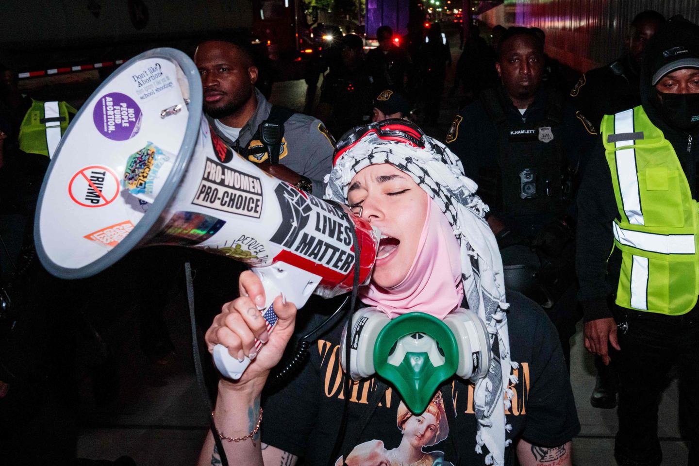 En images | Les visages des manifestants anti-ICE devant la prison de ...