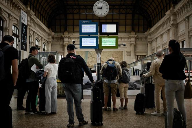 Grève à la SNCF : le trafic régional fortement perturbé, un TGV sur ...