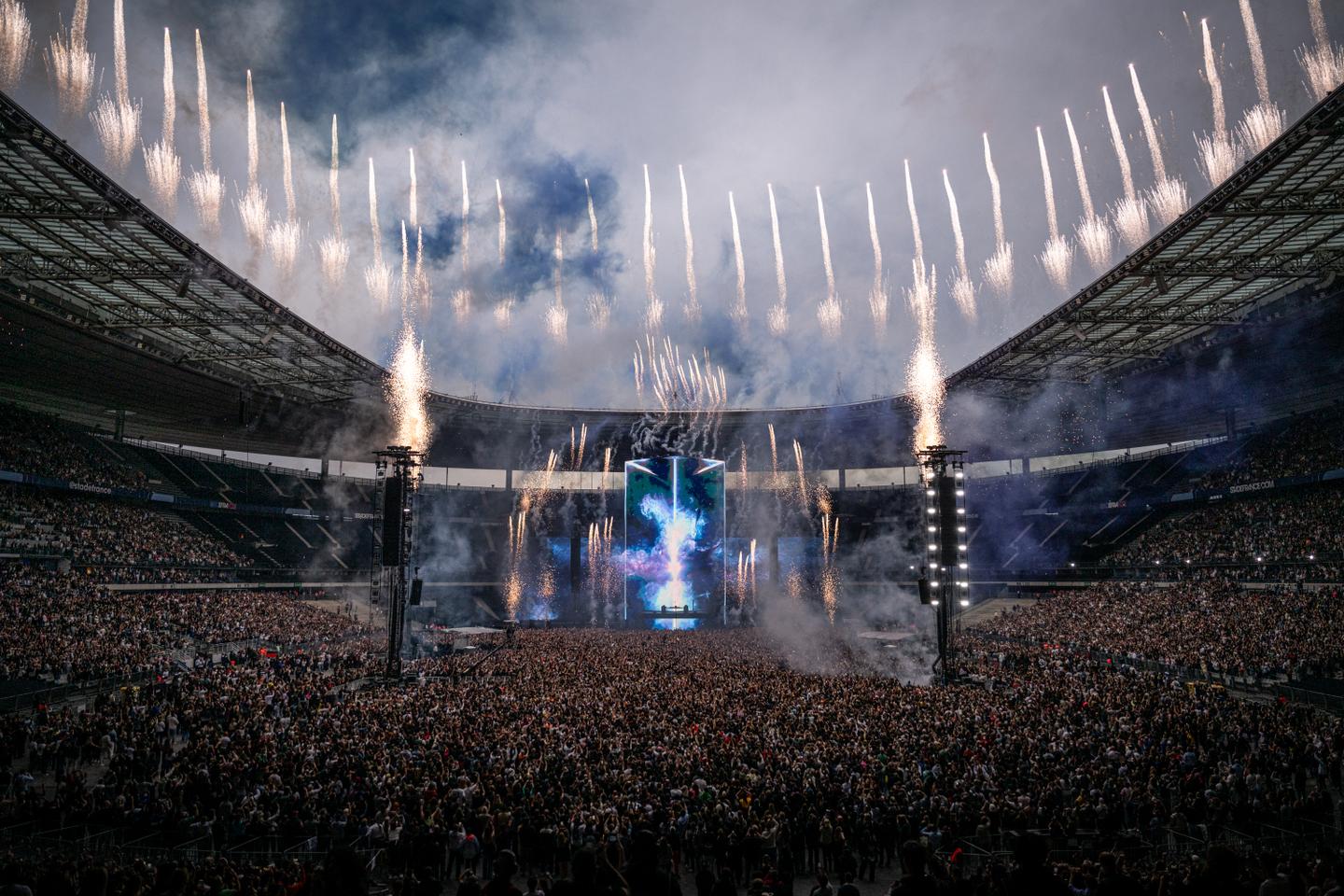 At Stade de France, David Guetta invites Jennifer Lopez and Akon to ...