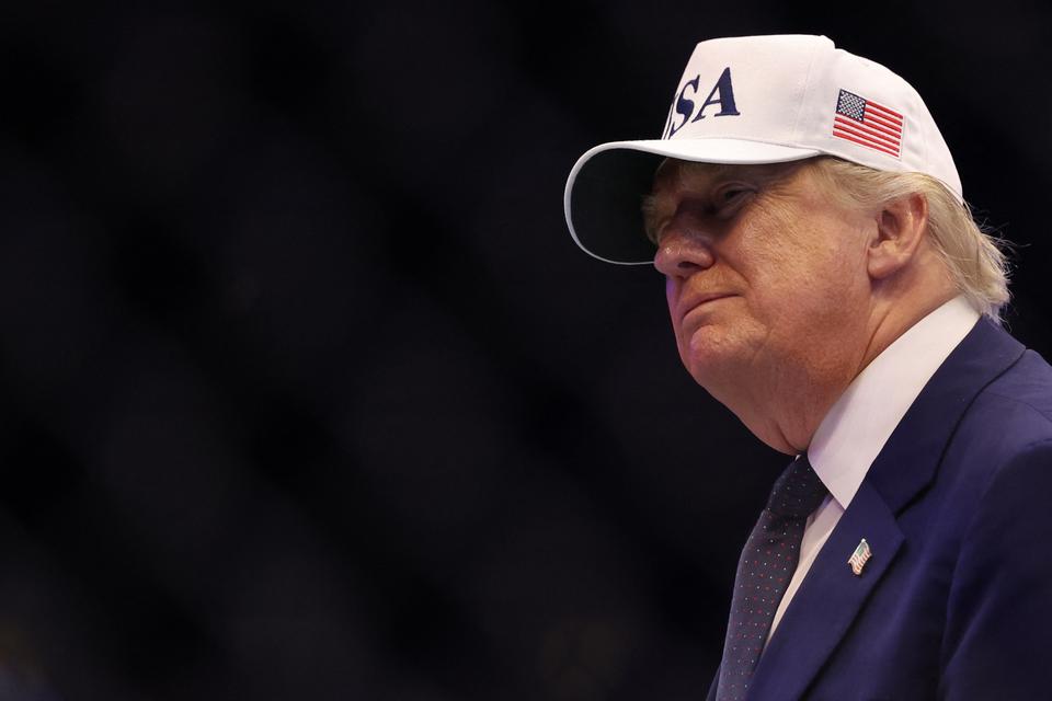 Donald Trump menace la France de droits de douane de 100 % sur le vin ...