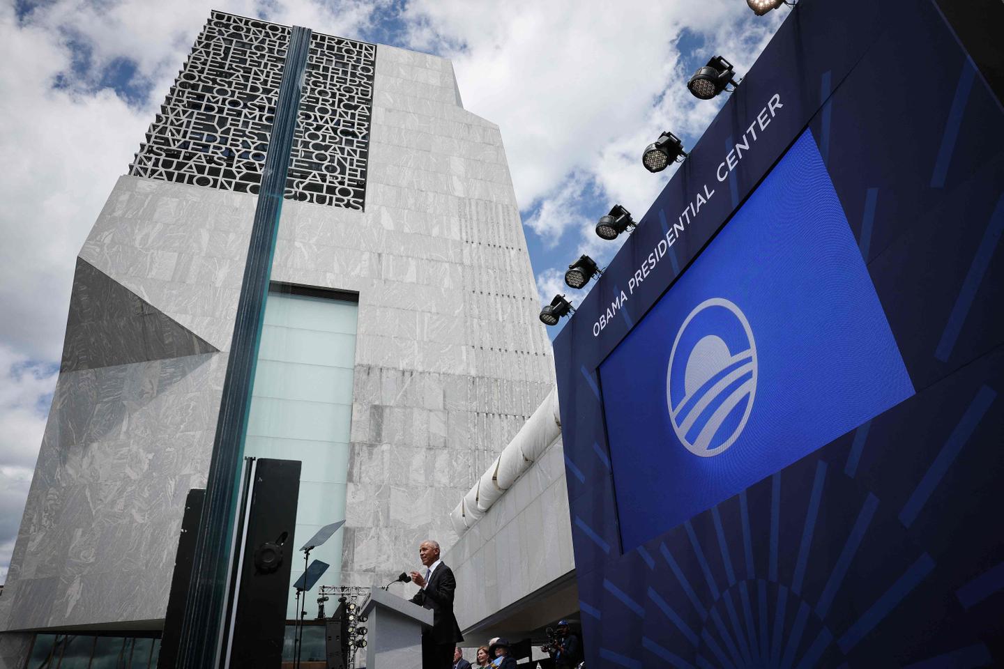 Barack Obama inaugurates presidential center with Joe Biden, Bill ...