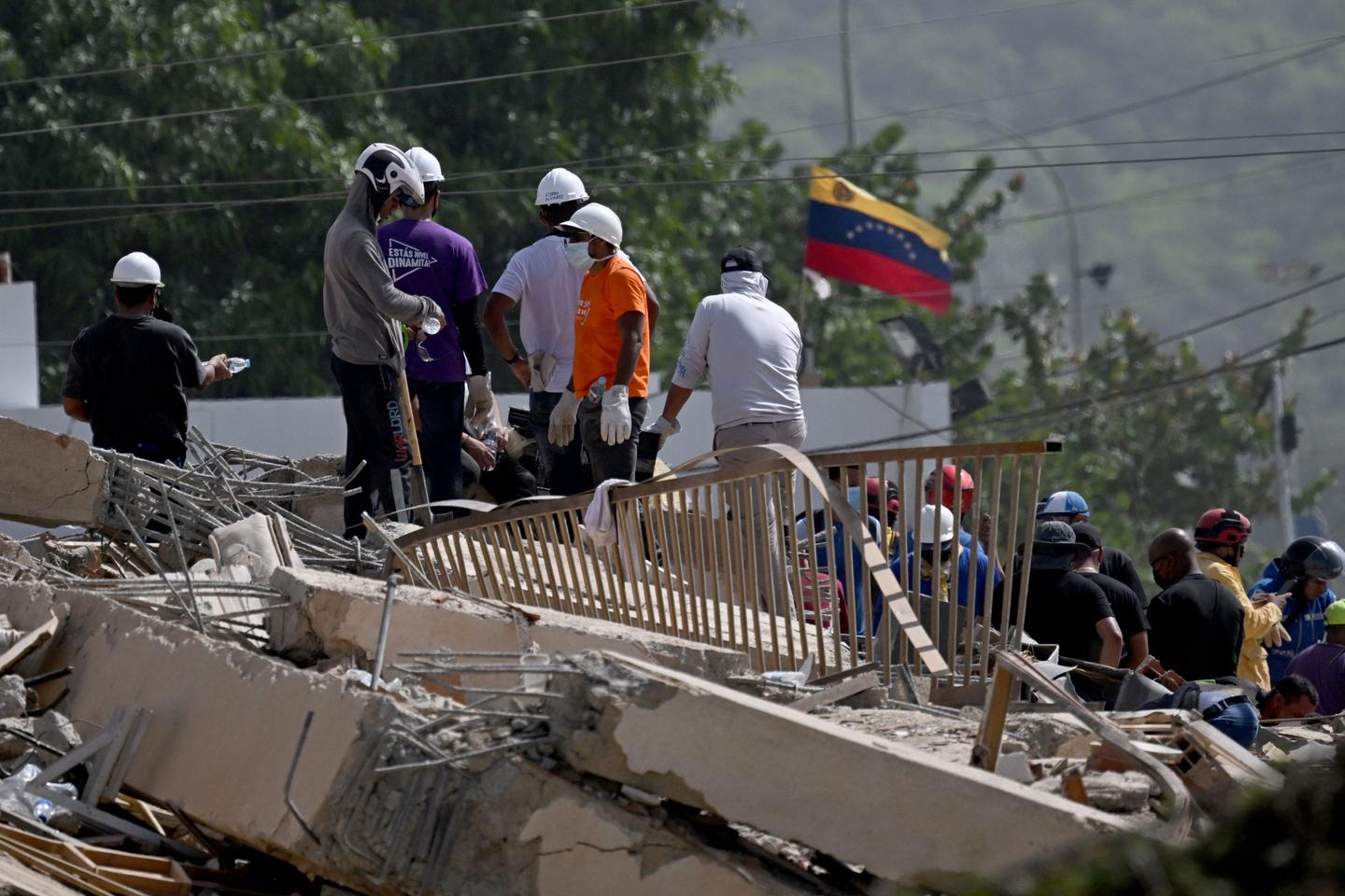 Venezuelans call for help to rescue survivors from rubble after twin ...