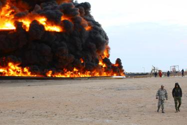 En Libye, les terminaux pétroliers partent en fumée